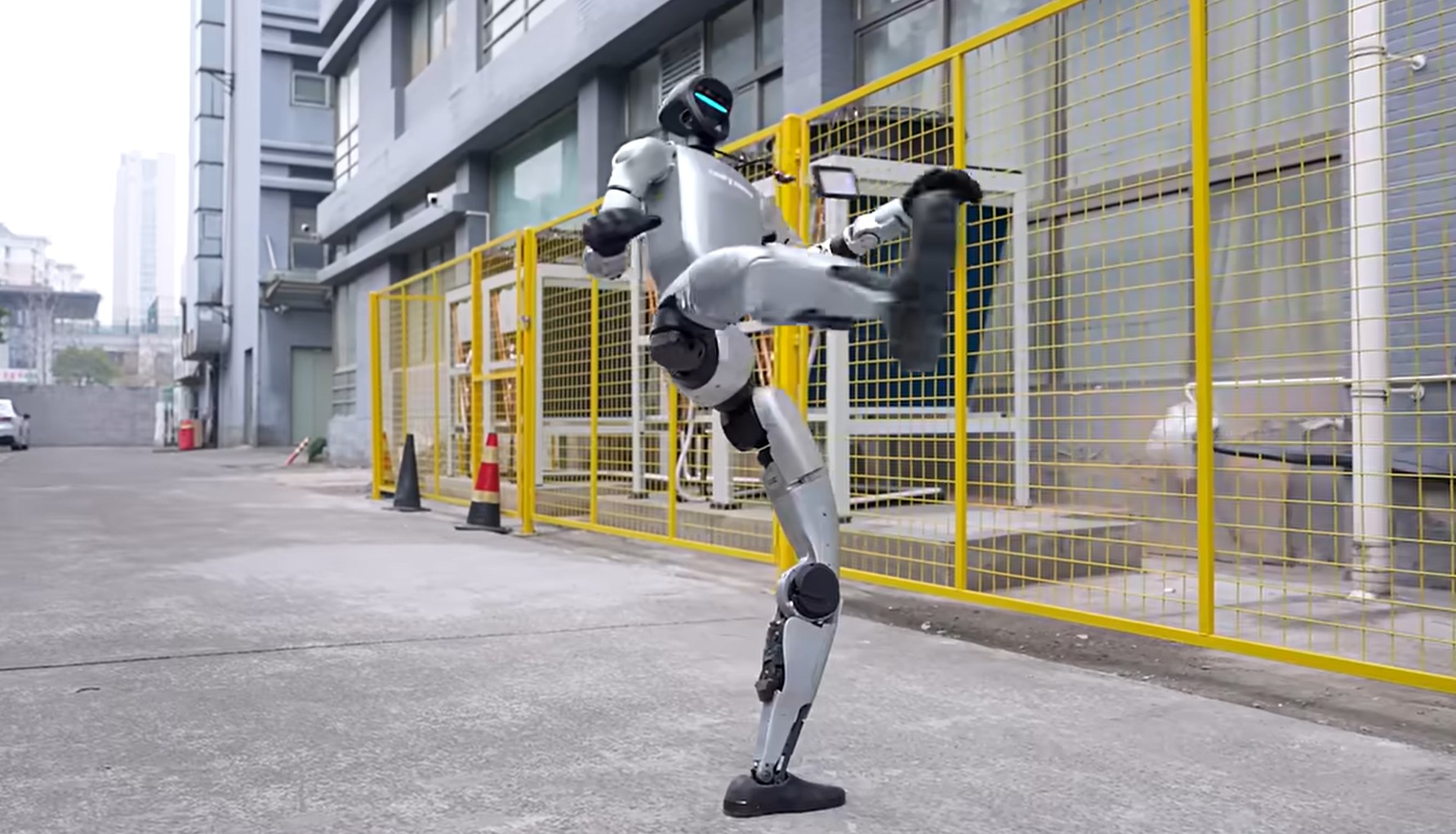 Humanoider Roboter verblüfft mit Kung-Fu-Künsten